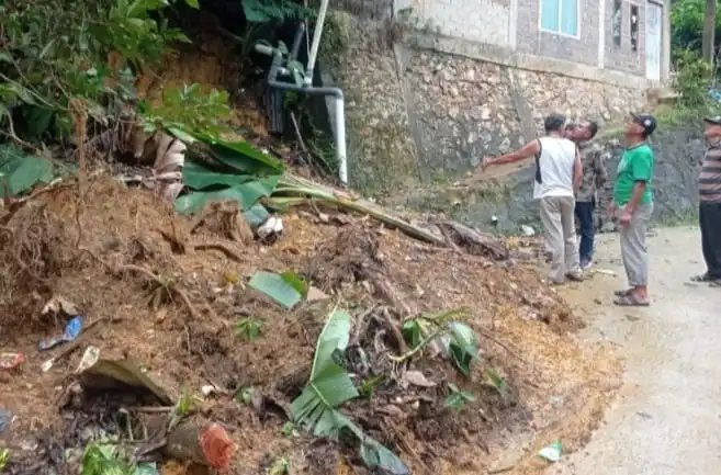 Cepat Tanggap, Anggota DPRD Batam Tinjau dan Berikan Bantuan ke Korban ... Cepat Tanggap, Anggota DPRD Batam Tinjau dan Berikan Bantuan ke Korban ...